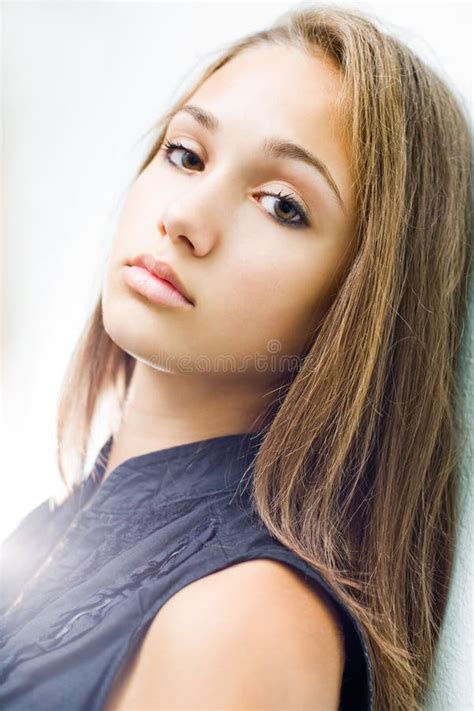 Retrato Del Primer De La Muchacha Triguena Joven Magn Fica Imagen De Archivo Imagen De Hembra