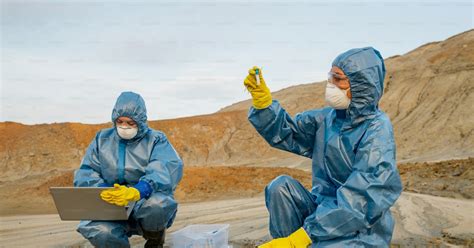 고무 장갑과 부츠 보호 작업복 안경 및 인공 호흡기를 착용 한 젊은 생태 학자들이 독성 물의 특성을 연구합니다 사진 Unsplash의 독성 폐기물 이미지