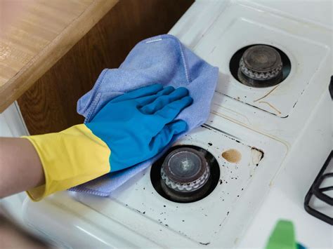 Ефективний та екологічно безпечний метод очищення варильної панелі за допомогою доступних