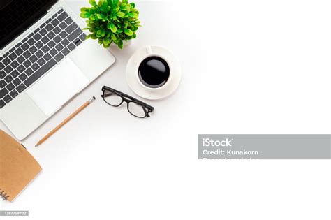 빈 노트북 컴퓨터 키보드 및 기타 사무용품이있는 흰색 사무실 책상 테이블 복사 공간이있는 상단보기 평평한 평신도 사무실에 대한 스톡 사진 및 기타 이미지 Istock