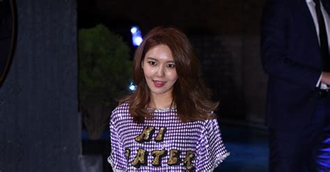 [포토엔]소녀시대 수영 심하게 찢어진 청바지 입고~