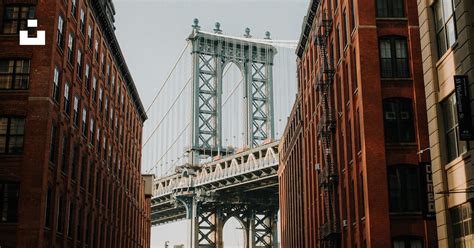 도시를 돌아다니는 한 무리의 사람들 사진 Unsplash의 무료 브루클린 이미지