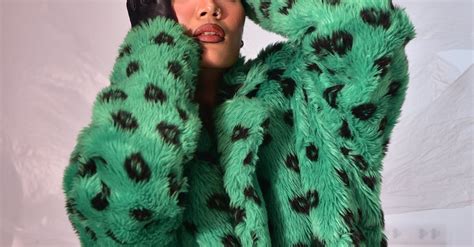 Mujer De Moda Con Abrigo De Piel Verde En El Interior · Foto De Stock Gratuita