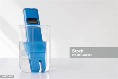 흰색 배경에 과학 유리 제품에 있는 테스트 식수를 위한 파란색 전기 전도도 측정기 산업 실험실의 연구자를위한 디지털 Ec Tds