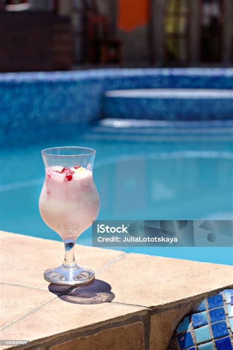 수영장의 배경에 여름 칵테일 피나 콜라 다 밀크 칵테일 베리 칵테일 각얼음에 대한 스톡 사진 및 기타 이미지 각얼음 과일 관광 리조트 Istock
