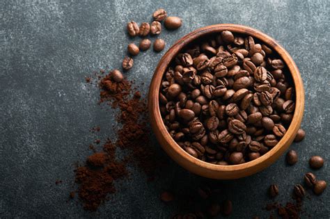 커피 원두 배경 짙은 검은 돌 배경에 나무 대나무 그릇에 볶은 커피 원두 상단 보기 커피 개념 모의 0명에 대한 스톡 사진 및