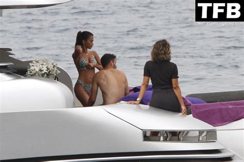 Antonela Roccuzzo And Lionel Messi Share Some Pda In Ibiza 17 Photos