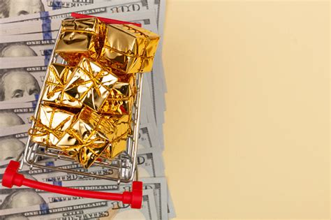 블랙 프라이데이 컨셉 테이블에 장바구니 노란색과 달러 지폐 배경에 쇼핑 카트 쇼핑 할 준비가되었습니다 온라인 할인 광고 텍스트공간을 복사합니다 맨 위 보기입니다 격리