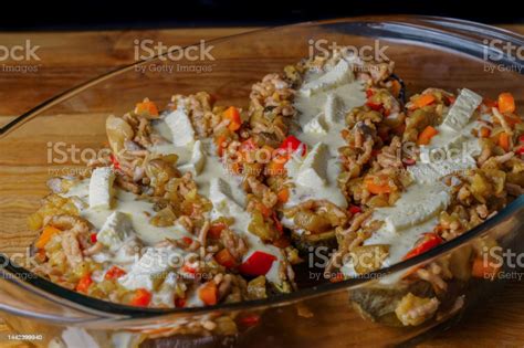 유리 접시에 베샤멜 소스로 덮인 고기와 야채로 채워진 가지 0명에 대한 스톡 사진 및 기타 이미지 0명 가득 찬 가지 채소 Istock