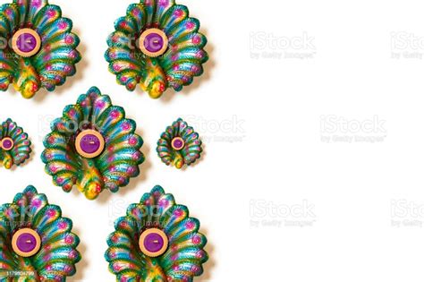 해피 디왈리 디파발리 빛 축제 축제 동안 점토 디야 램프 조명 흰색 배경에 다채로운 전통적인 오일 램프 Diya 텍스트의 공간을 복사합니다 0명에 대한 스톡 사진 및 기타