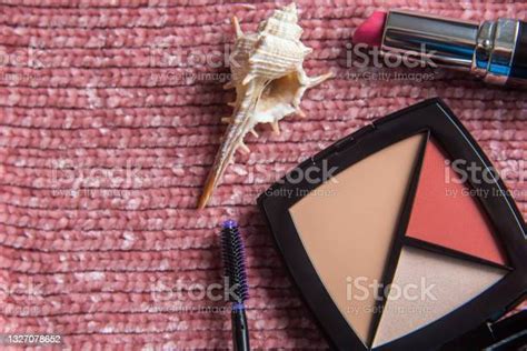 마스카라 립스틱 파운데이션 컨실러 하이라이터 컬러 블러셔 등 얼굴 화장품 키트 를 메이크업하세요 분홍색 배경에 장식 화장품