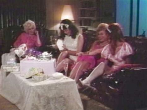 Samantha Strong Checks Out The Pussy Of Lois Ayres Video Team