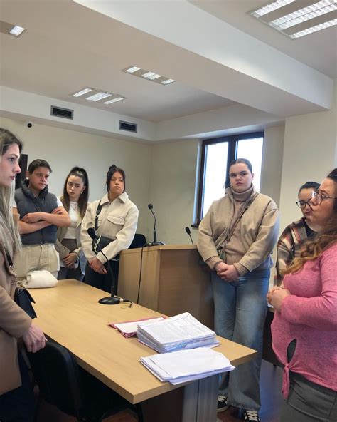 Студентите на факултетот за правни и политички науки предводени од деканката проф д р Сејдефа