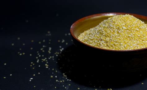 어두운 배경에 원시 조리되지 않은 오렌지 옥수수 그릿의 나무 패턴 그릇 0명에 대한 스톡 사진 및 기타 이미지 0명 갈색 개체 그룹 Istock