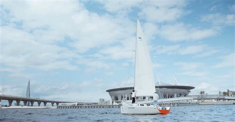 가즈프롬 경기장 강 경기장 관광 길 찾기 낮 다리 도시 도시 풍경 도시 항해 도시의 돛단배 떠 있는 러시아 레이싱 레저 레크리에이션 마리나