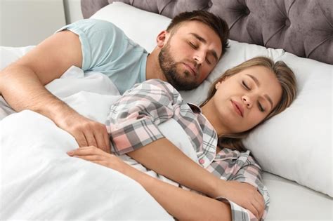 Pareja Joven Durmiendo Juntos En La Cama En Casa Foto Premium