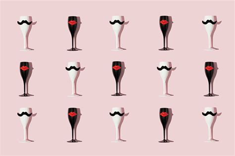 붉은 입술과 분홍색 배경에 콧수염이 있는 흑백 와인잔으로 만든 창의적인 패턴 최소한의 사랑과 파티 개념 축하 기념일 플랫 평신도 구성 0명에 대한 스톡 사진 및 기타 이미지