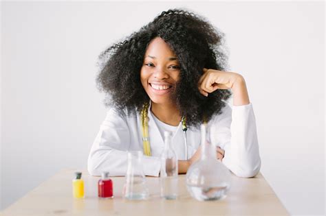 생물학적 실험실에서 여성 화학자 화학 실험실에서 연구를 수행하는 젊은 아름다운 아프리카 계 미국인 소녀 연구원 화학 학생의 초상화 Stem 주제에 대한 스톡 사진 및 기타