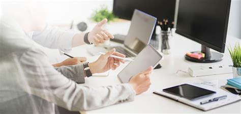 스마트 폰 템플릿에서 작업 하는 젊은 전문 Ux 웹 개발자의 자른 된 샷 디자인에 대한 스톡 사진 및 기타 이미지 디자인