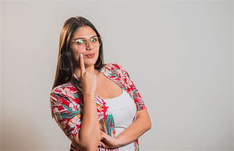 팔과 얼굴에 몸짓을 하는 미소 짓고 자신감 넘치는 젊은 여성의 초상화 25 29세에 대한 스톡 사진 및 기타 이미지 25 29세 긍정적인 감정 표현 매우 기쁜