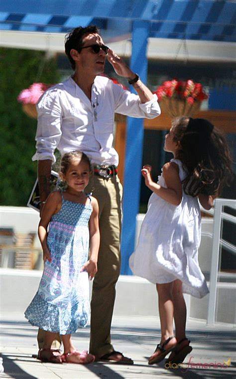 Marc Anthony Es Un Padre Latino Muy Macizo Con Sus Hijos
