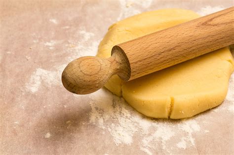 쿠키 또는 생과자를 위해 베이킹 페이퍼에 반죽을 평평하게 만드는 롤링 핀 굴리기에 대한 스톡 사진 및 기타 이미지 굴리기 달콤한 음식 목재 재료 Istock