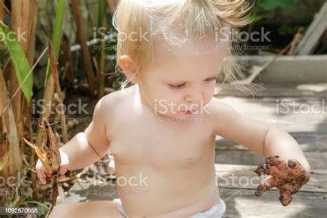 정원에서 재생 하는 사랑 스러운 금발 아기의 초상화 셔 서 럽게 아기는 어떻게 아기 세계를 탐구 하 고 배울 가장 좋은 장소 중 하나는 정원에서 가정 생활에 대한 스톡 사진