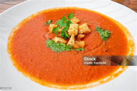 스페인과 이탈리아 요리의 전통 요리는 접시에 크루톤과 페스토 소스를 곁들인 토마토 수프입니다 가스파초에 대한 스톡 사진 및 기타