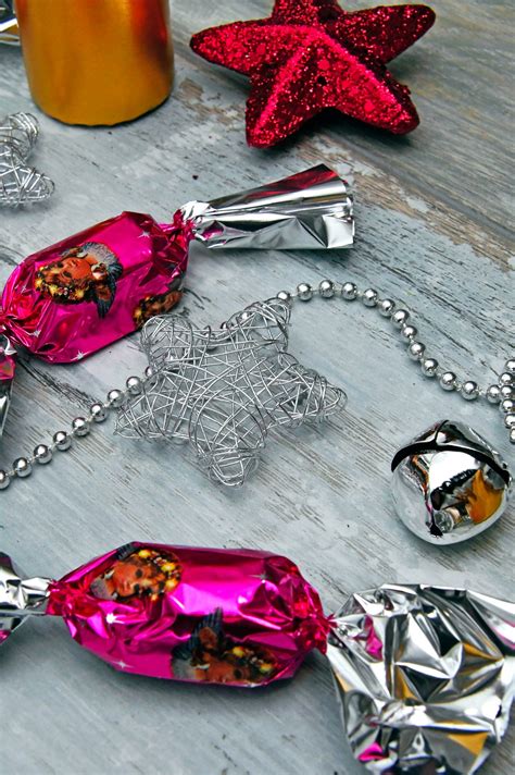 무료 이미지 배경 화이트 색깔 휴일 외딴 빨간 새로운 장식물 겨울 년 장식적인 축하 전나무 표 선물 소나무 디자인 녹색 경계 패션