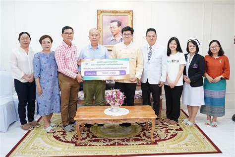 มูลนิธิโรงพยาบาลสวนดอก รศ นพ นเรนทร์ โชติรสนิรมิต คณบดีคณะแพทยศาสตร์ มช พร้อมด้วย ศ เกียรติ