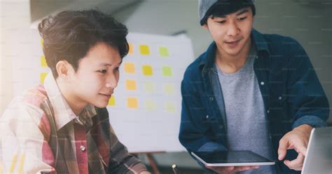 사무실에서 일하는 디자이너 팀 디자이너 브레인스토밍 회의 팀 사진 Unsplash의 태국 이미지