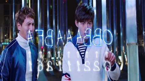 شاب ذكي يجد بطاقة سحريه تقوم بفتح بوابه زمنية تنقلة لمكان غريب داخل