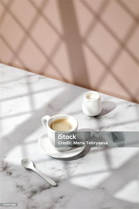 커피 컵 머그잔에 뜨거운 음료 베이지색과 대리석 배경과 창 그림자 맑은 햇살 햇빛 커피 컵에 카푸치노 0명에 대한 스톡 사진 및