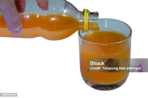 한 손에는 오렌지 주스 한 병을 들고 투명한 유리잔에 따랐다 쉽게 분리되는 배경에 0명에 대한 스톡 사진 및 기타 이미지 0
