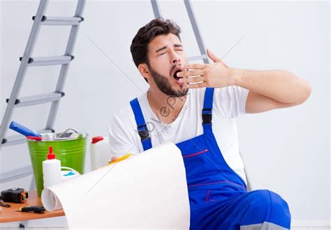 종이 벽지로 집에서 리노베이션 수리를 하는 수리공 종이 벽지로 집에서 리노베이션 수리를 하는 수리공 Photo 사진 무료