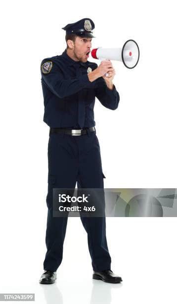 한 남자 만 전체 길이전면3039 세 성인 잘 생긴 사람들의 옆으로 시선백인 남성젊은 남자 경찰보안 직원 서 유니폼넥타이모자배지 를 입고 메가폰범죄를 들고 30 34세에