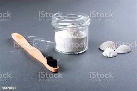 치아 청소를위한 제로 폐기물 개념 유리에 칫약이 있는 대나무 칫솔과 회색 배경에 흰색 껍질 3개 0에 대한 스톡 사진 및 기타