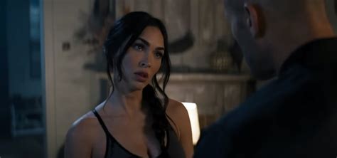 Megan Fox S Gray Tie Dye Bra In The Expendables Trailer Popsugar