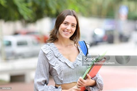 Glückliche Studentin Posiert Mit Ordnern Auf Der Straße Stockfoto Und