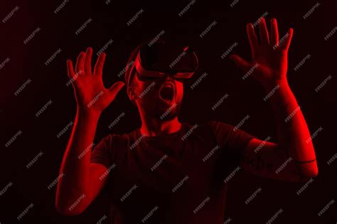 Homme Effrayé Explorant Le Monde Virtuel Dans Des Verres Photo Premium