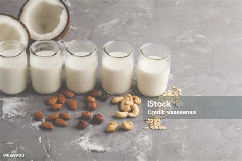 회색 배경에 유리병에 채식주의 대안 너트 우유 건강 한 채식 음식 개념입니다 우유에 대한 스톡 사진 및 기타 이미지 우유 대체 오트 작물 Istock