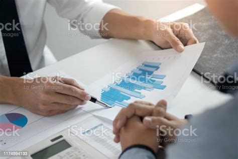 비즈니스 사람들 회의 디자인 아이디어 전문 투자자 작업 새로운 시작 프로젝트 개념 사무실에서의 비즈니스 계획 계약서에 대한 스톡 사진 및 기타 이미지 Istock