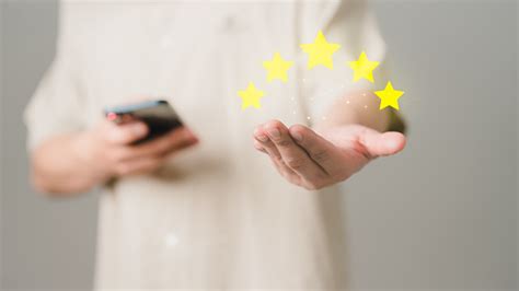 별 다섯 개를 완성하기 위해 별 아이콘을 보여주는 고객 또는 고객 남자 손 5 성급 등급 서비스 피드백 만족도 및 평가 개념을 제공하는 평가 고객 서비스 1위에 대한 스톡