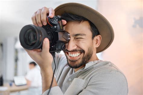 사진 카메라 및 스튜디오에서 창의적인 추억 사진 사진 촬영 세션 또는 디지털 프로덕션을 촬영하는 사람 렌즈 초점 예술 창의성 및 예술적 촬영을 위해 일하는 젊고 흥분된 사진