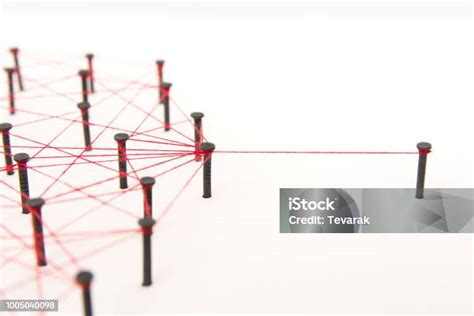 엔터티 소셜 미디어 통신 네트워크 연결 한 사람이 나머지 네트워크에 연결 합니다 함께 만든 검은 손톱 및 복사 공간 빨간색 스레드 연결 하는 흰 종이에 네트워크 시뮬레이션