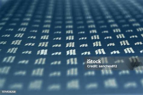 진한 파란색 연습 쓰기 워크 시트에 흰색 으로 문자 필기 기호 채우기 패턴입니다 서예 문자 M 학습 기술 종이 페이지 서예 문자 M 배경입니다 0명에 대한 스톡 사진 및