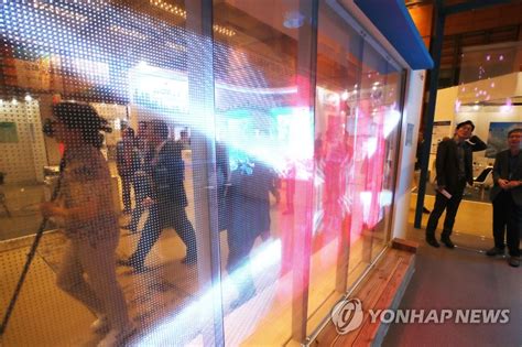 광고용 투명LED디스플레이 연합뉴스
