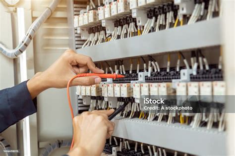 회로 차단기 및 케이블 배선 시스템에서 전류 전압을 검사하기 위해 측정 장비를 사용하는 전기 엔지니어 전기 서비스 개념 Hfpa