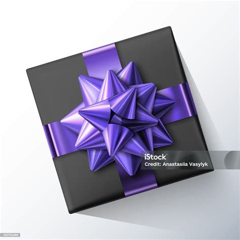 블랙 작은 사각 선물 상자 큰 빛나는 보라색 나비 고 흰색 배경에 고립 된 리본 최고의 볼 수 있습니다 벡터 현실적인 축제