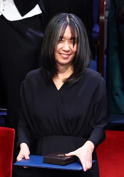 한강 기립박수 받으며 韓 최초 노벨문학상 수상